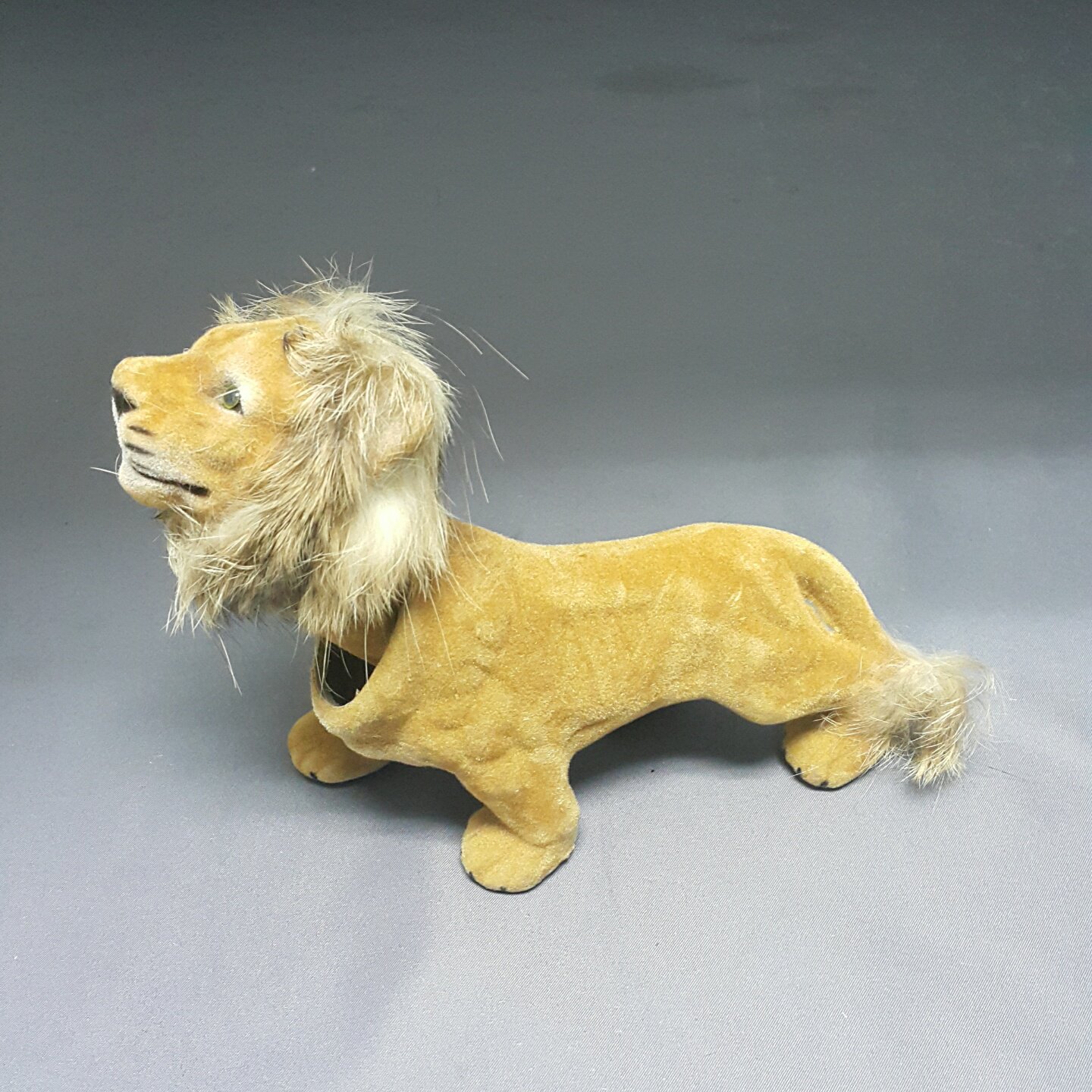 Swing Head Lion | Display Figurines | Apex Imports